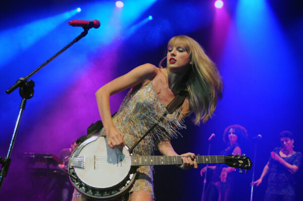 125+ Taylor Swift Dog Names So Perfect, You’ll Wish You Had More Dogs ...
